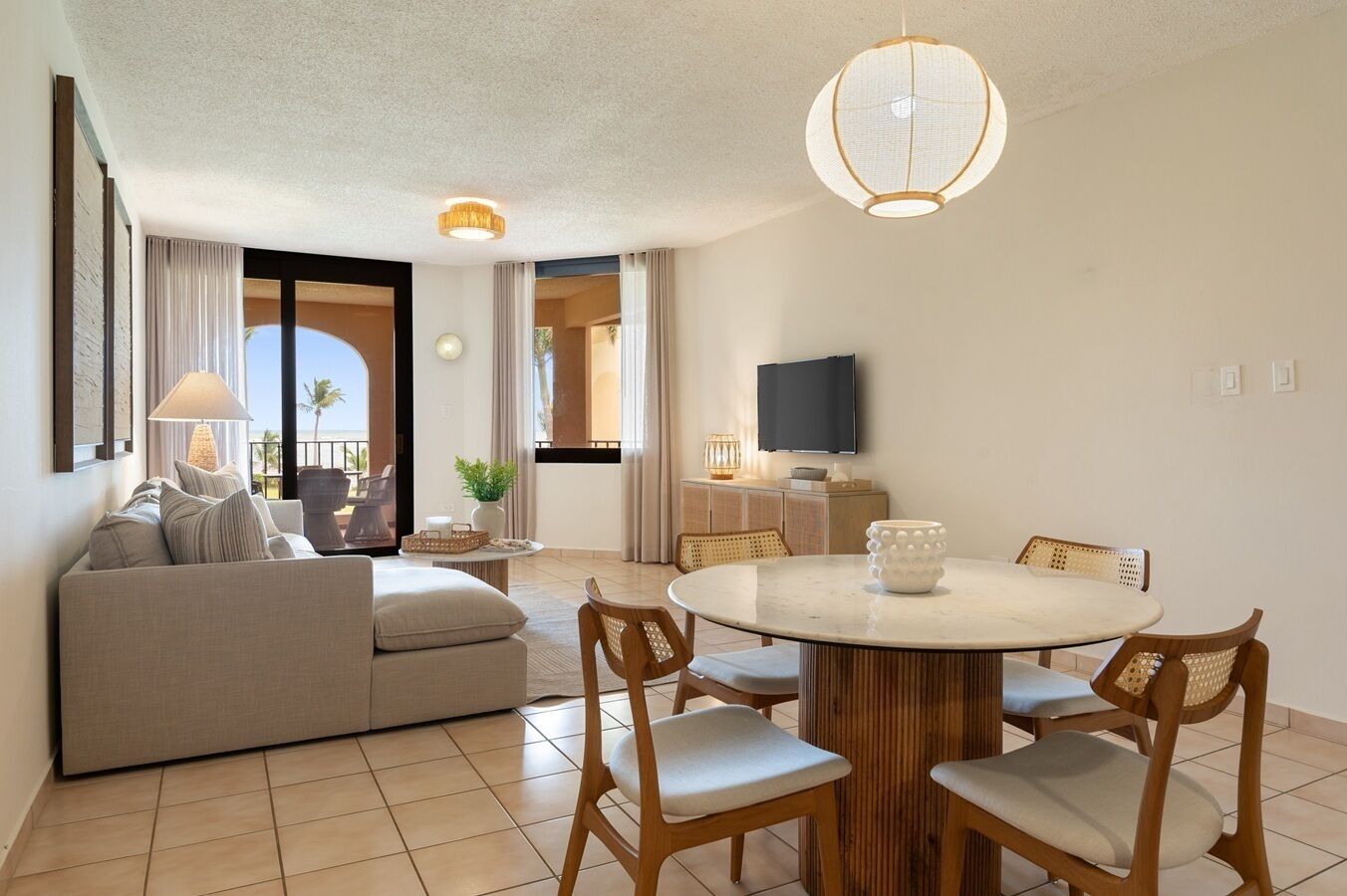 Apartamento luxo, sacada | Área de estar | TV de tela plana 32 polegadas com canais digitais