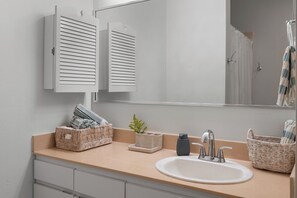 Apartamento Deluxe, varanda | Casa de banho | Artigos de higiene pessoal grátis, toalhas fornecidas, sabão, champô 