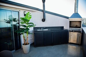 Apartamento Deluxe, vista para o mar | Cofre no quarto, secretária, quartos insonorizados 