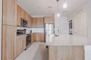 Apartamento (2 Bedrooms) | Cozinha privada | Geladeira, micro-ondas, fogão, cooktop