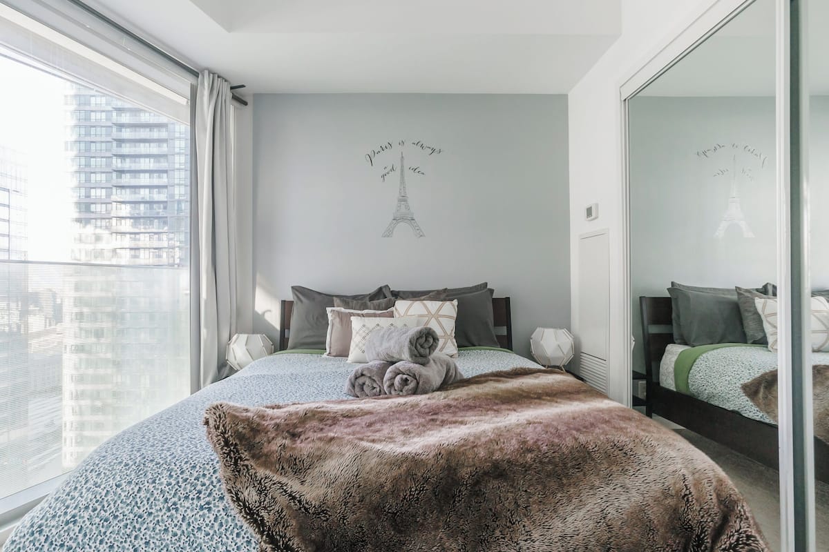 Quarto casal conforto, sacada, vista para a cidade | Roupas de cama premium, Wi-Fi de cortesia, roupa de cama