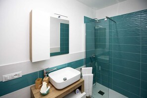 Quarto casal superior, sacada | Banheiro | Chuveiro, secador de cabelo, toalhas de banho, sabonete