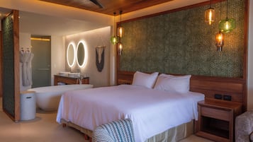 Platinum King Master Suite Ocean Front | Casa de banho | Um secador de cabelo, toalhas fornecidas, sabão, champô