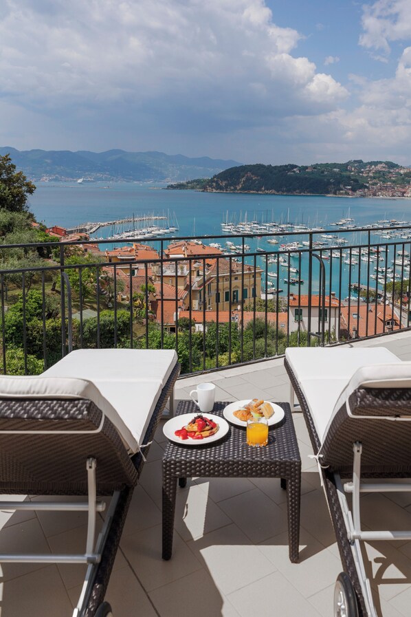 Suite Júnior, varanda, vista para o mar | Minibar, cofre no quarto, secretária 