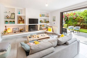 Apartamento Familiar, vista para o jardim | Sala de estar | Smart TV de 43 polegadas com canais digitais, livros 