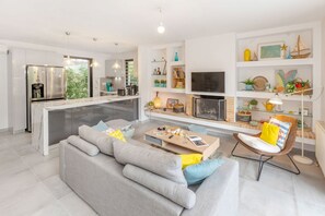Apartamento Familiar, vista para o jardim | Sala de estar | Smart TV de 43 polegadas com canais digitais, livros 