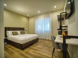 Quarto Duplo ou Twin, vista para o jardim | Secretária, secretária adequada para computadores portáteis 