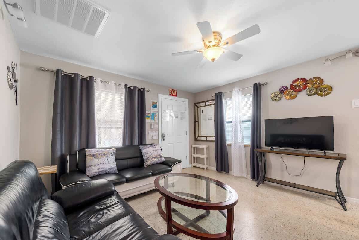 Charming Beachside Retreat #3: Steps To The Beach! - Indian Rocks Beach, FL