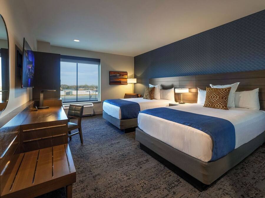 Quarto casal standard | Cofres nos quartos, escrivaninha, espaço de trabalho para notebook