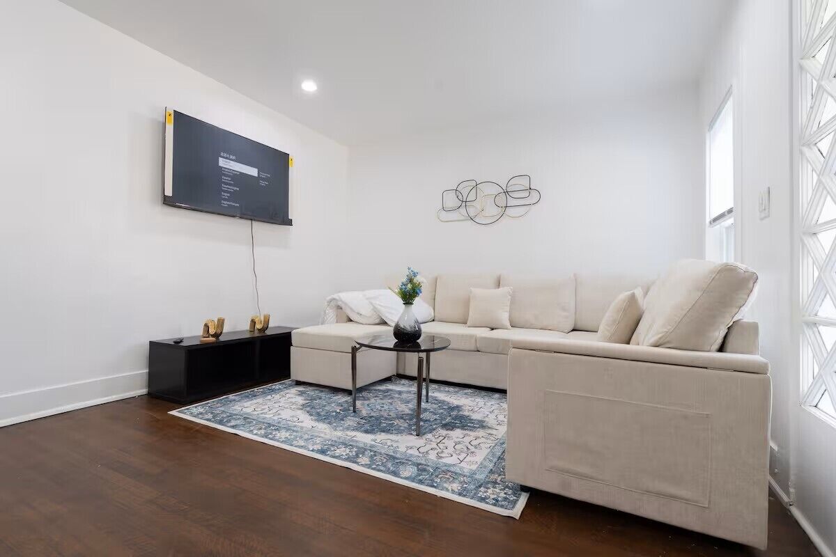 Modern 2-bedroom House With Free Parking And Convenient Location, - Evanston