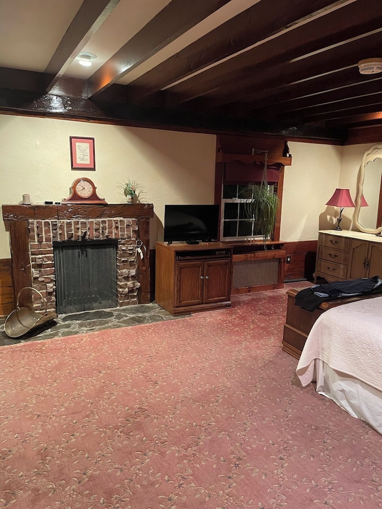 Creekside Park Lodge on private 2 1/2 manicured acres with huge luxury ...