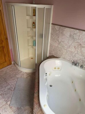 Toalhas de banho, sabonete, shampoo, papel higiênico