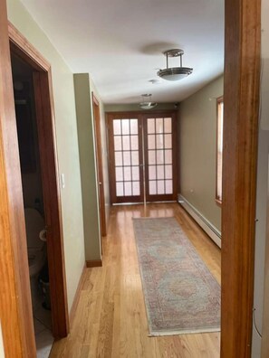 Escrivaninha, espaço de trabalho para notebook, Wi-Fi de cortesia