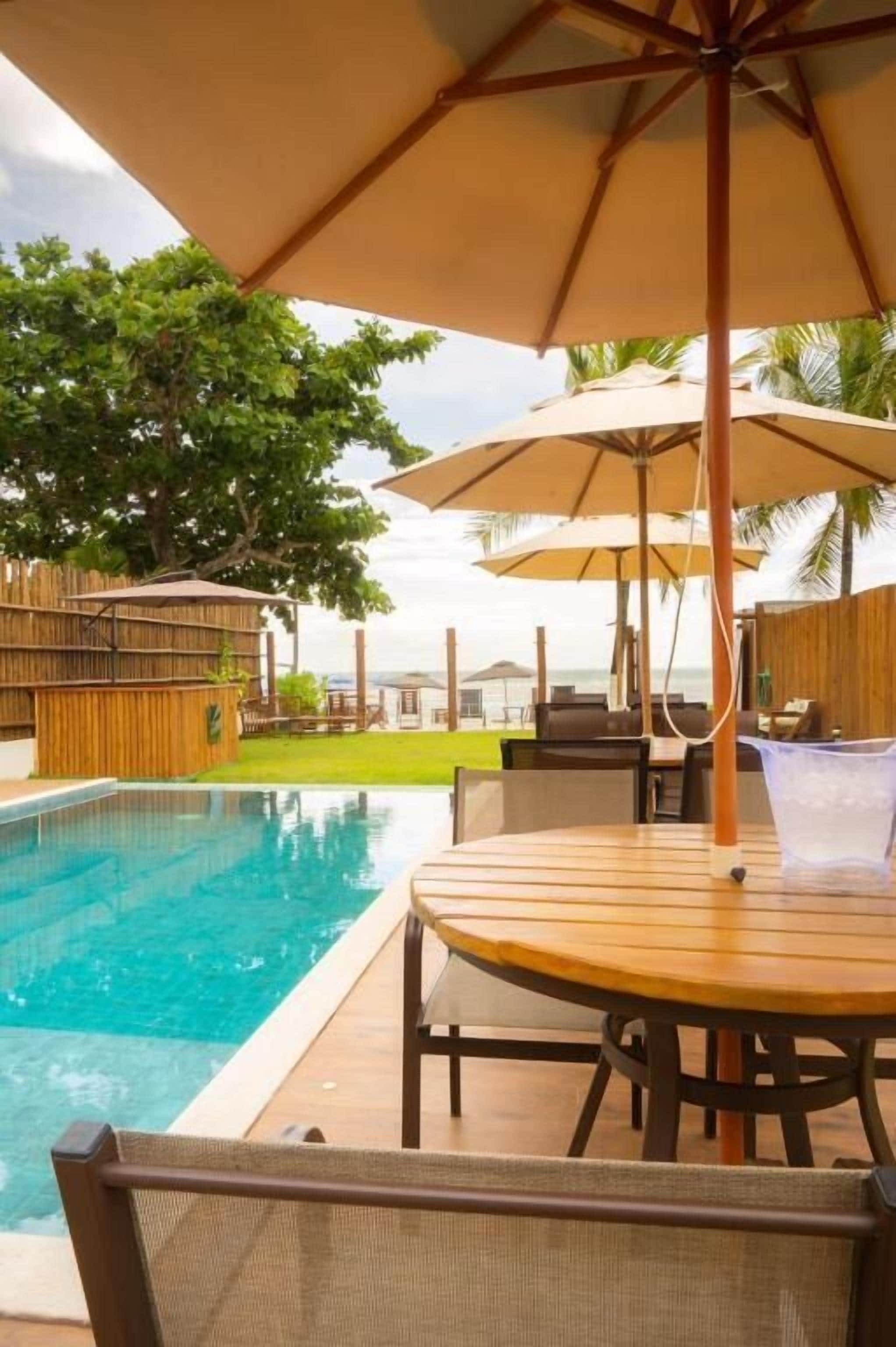 Quarto Triplo Deluxe, varanda, vista parcial para o mar | Piscina | Piscina exterior 