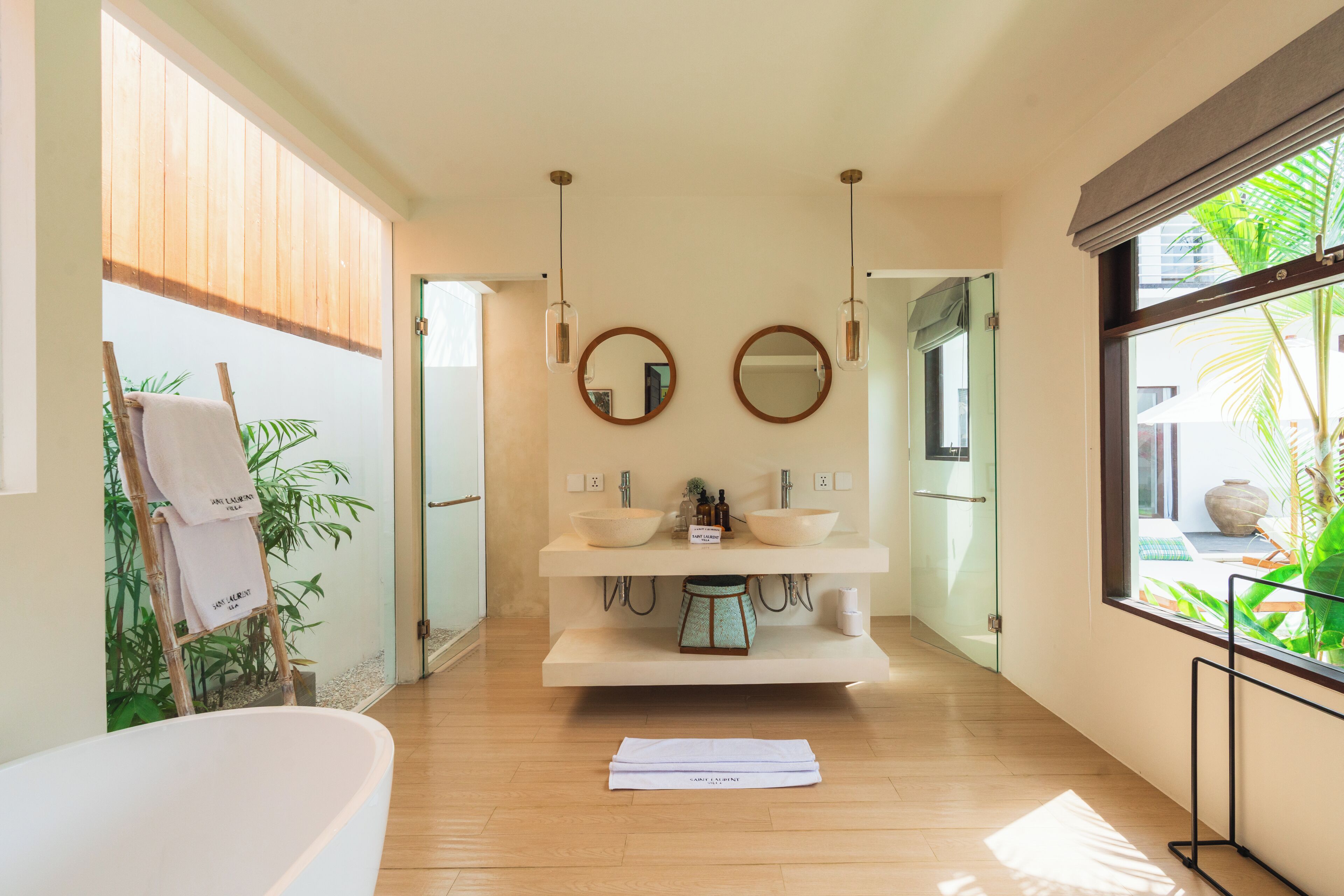 Villa Deluxe, 6 quartos, piscina privativa, vista para a piscina | Casa de banho | Um polibã, um chuveiro fixo, um secador de cabelo, toalhas fornecidas 