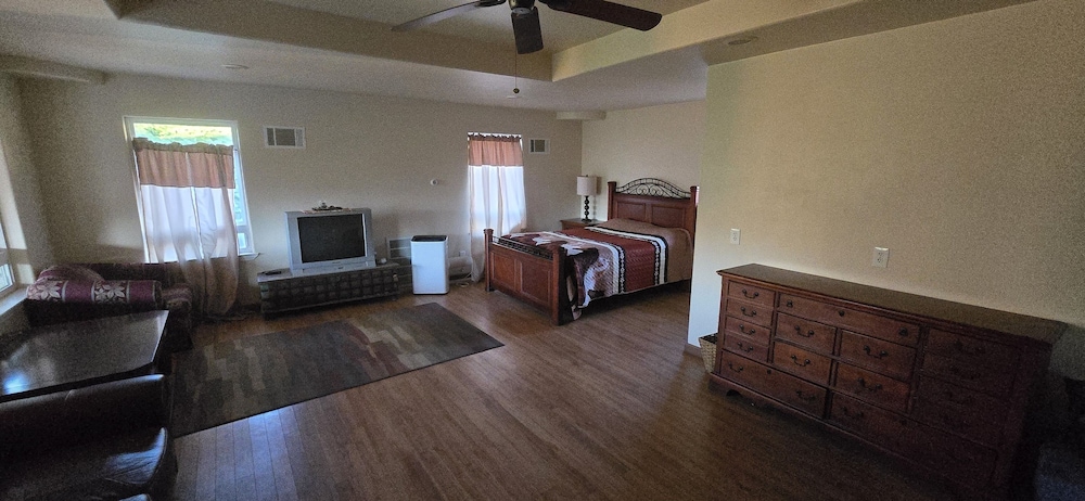 Private oasis with pool, outdoor bar, horses, river access & pyramid ...