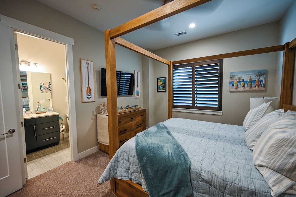 Luxury in Castle Pines Village - Hot Tub & Pool! Avis, Prix & Photos ...