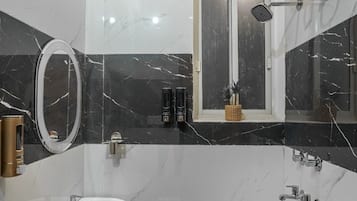 Apartamento Júnior, varanda, Vista para a cidade | Casa de banho | Artigos de higiene pessoal grátis, toalhas fornecidas, sabão, champô