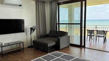 Estúdio luxo, vista para a praia | Área de estar | Smart TV, Netflix, filmes recentes, serviços de streaming