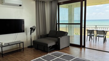 Estúdio luxo, vista para a praia | Área de estar | Smart TV, Netflix, filmes recentes, serviços de streaming