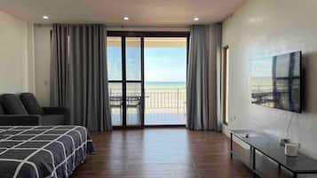 Estúdio luxo, vista para a praia | Edredons de pluma, camas Select Comfort, cofres nos quartos