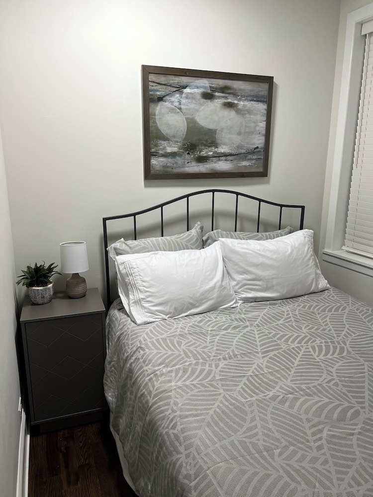 3 bed, 1 bath apartment. Perfect for families, friends, short or ...