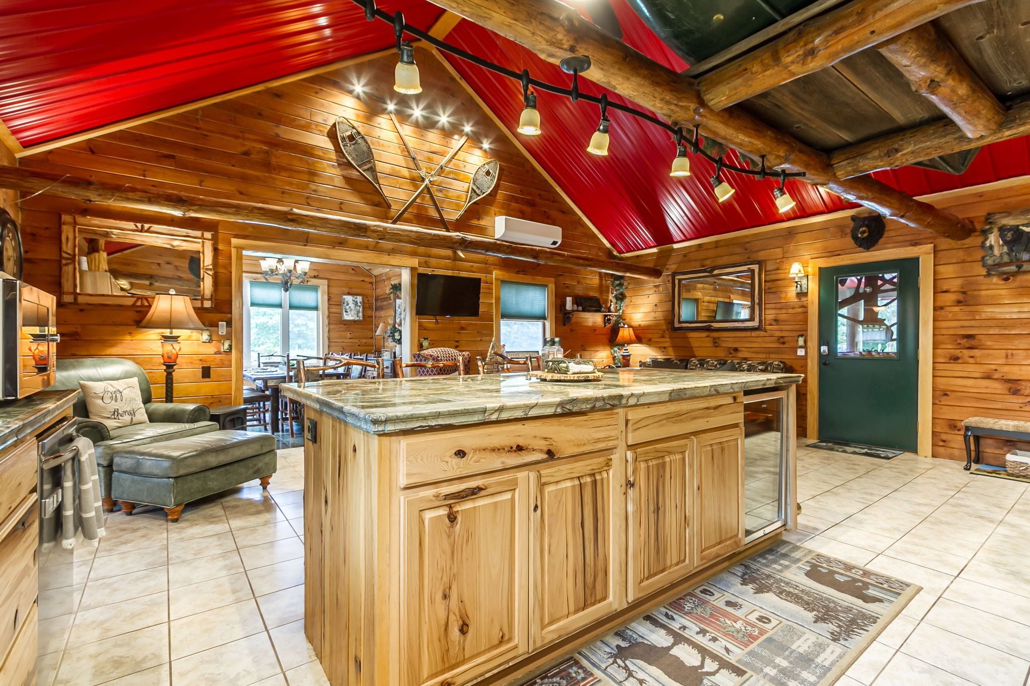 3-bedroom Rustic Cabin In Quaint Naples With Cool Ac For Relaxing Stays - Naples, NY