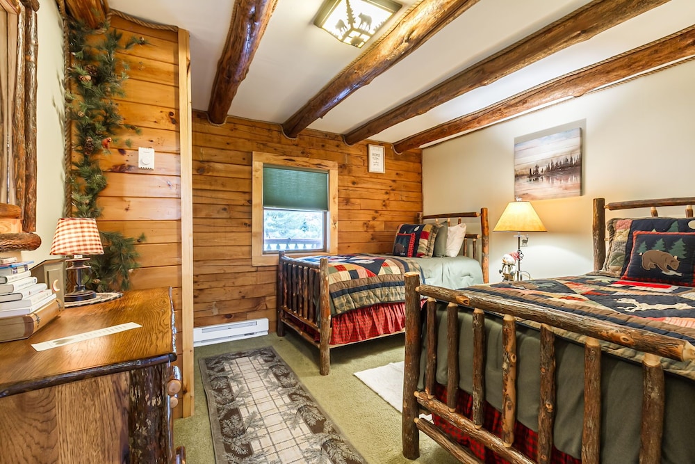 3-bedroom rustic cabin in quaint Naples with cool AC for relaxing stays ...