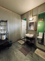 Quarto Familiar, casa de banho privativa | Casa de banho | Um polibã, toalhas fornecidas, papel higiénico 