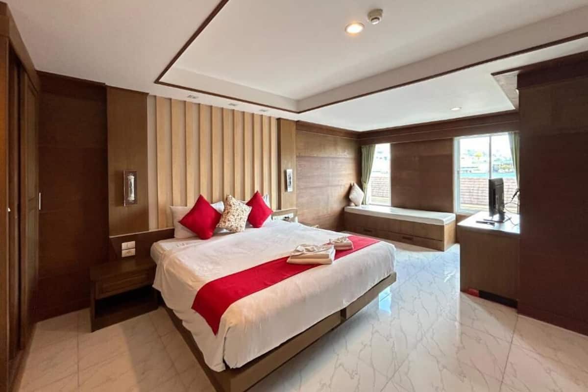 Suite Deluxe, varanda | Cofre no quarto, Wi-fi grátis, roupa de cama fornecida