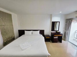Quarto casal standard, sacada | Cofres nos quartos, Wi-Fi de cortesia, roupa de cama