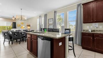 Casa (Multiple Bedrooms) | Parte interna