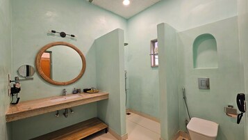 Quarto casal luxo, 1 cama King, sacada, vista para a colina | Banheiro | Chuveiro, produtos de toalete grátis, secador de cabelo, chinelos