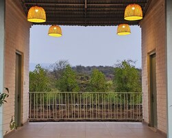 Quarto casal luxo, 1 cama King, sacada, vista para a colina | Área da propriedade