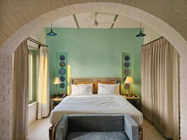 Quarto casal superluxo, sacada, vista para a piscina | Cofres nos quartos, escrivaninha, espaço de trabalho para notebook