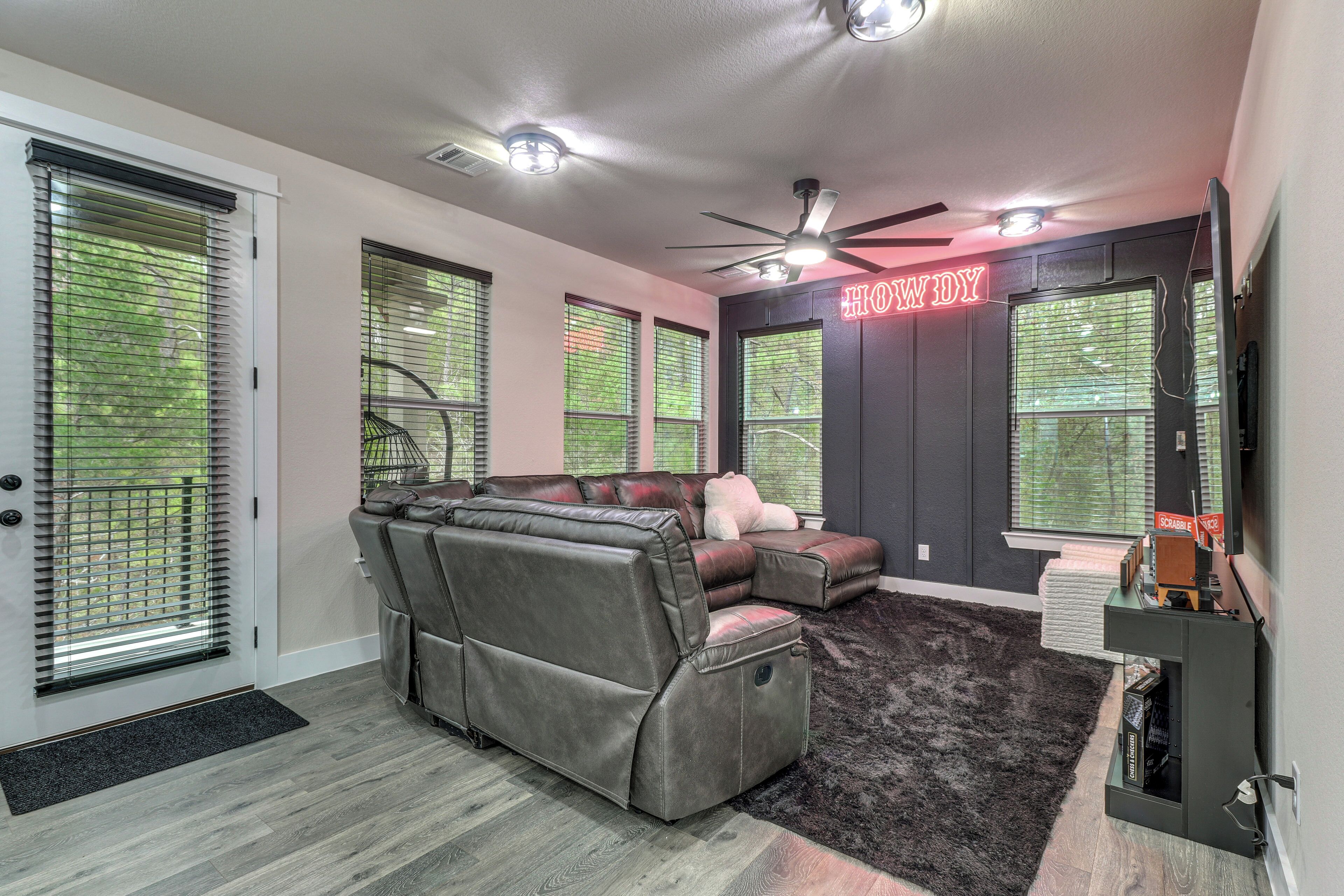 Treehouse Escape In Tahitian Village - Bastrop, TX