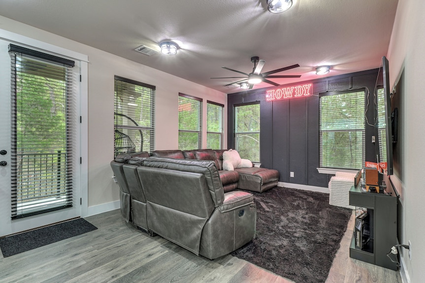 Treehouse Escape In Tahitian Village - Bastrop