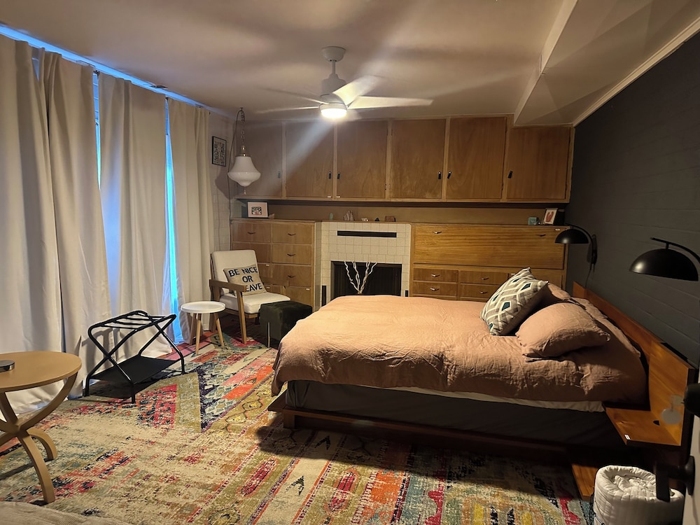 Cozy one bedroom getaway - breathtaking views! Lots of outdoor space to ...