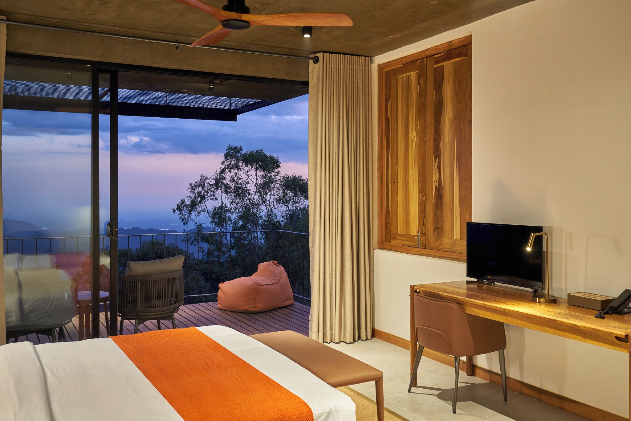 Quarto Triplo Premier, vista para a montanha | Cofre com capacidade para portátil, secretária 