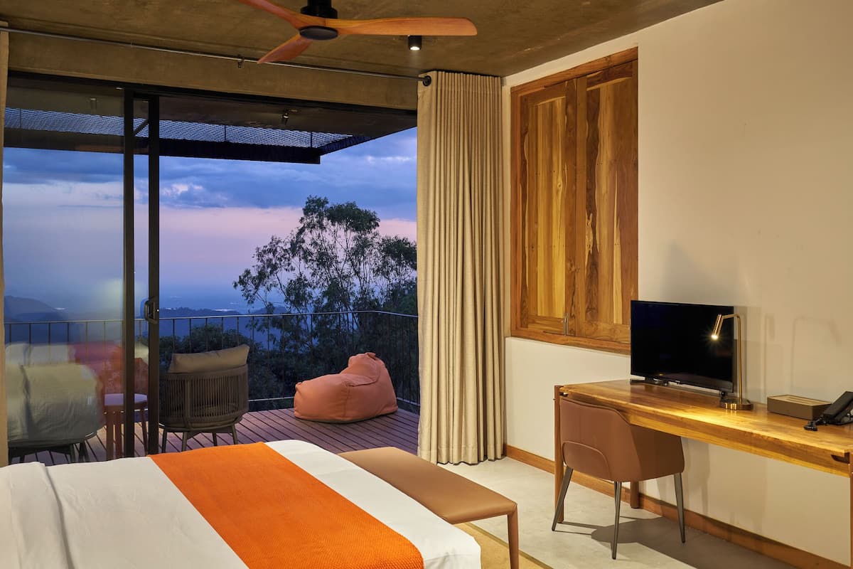 Quarto Triplo Premier, vista para a montanha | Cofre com capacidade para portátil, secretária