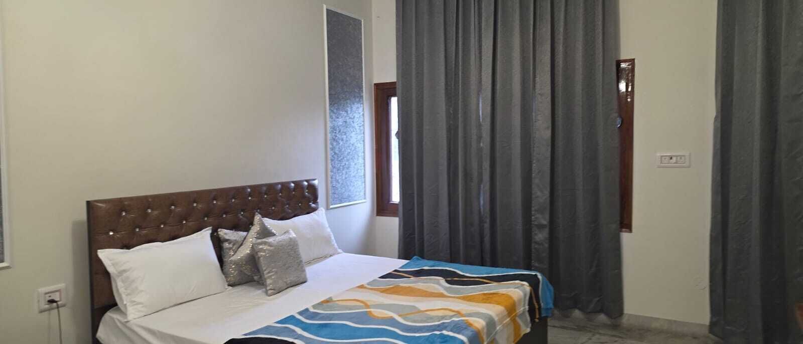 Secretária, secretária adequada para computadores portáteis 