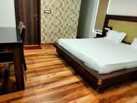 Quarto luxo | Escrivaninha, espaço de trabalho para notebook, Wi-Fi de cortesia