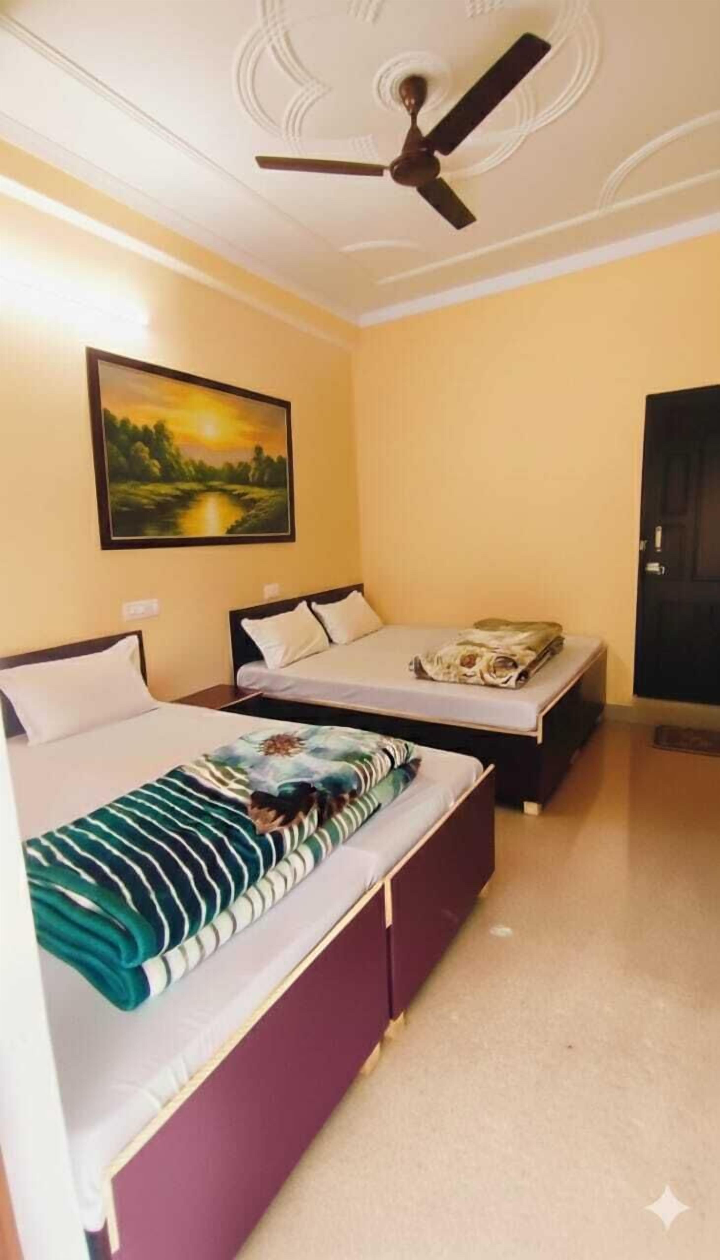 Quarto quádruplo básico, sacada, vista para a montanha | Banheiro | Chuveiro, produtos de toalete grátis, chinelos, toalhas de banho