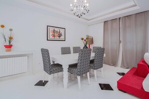 Apartamento, 1 quarto, para fumantes | Sala de jantar