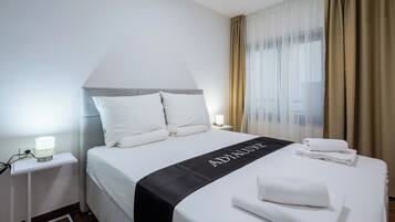 Apartamento família, vários quartos (City Apartman Adialuxe S5) | 1 quarto, Wi-Fi de cortesia, roupa de cama