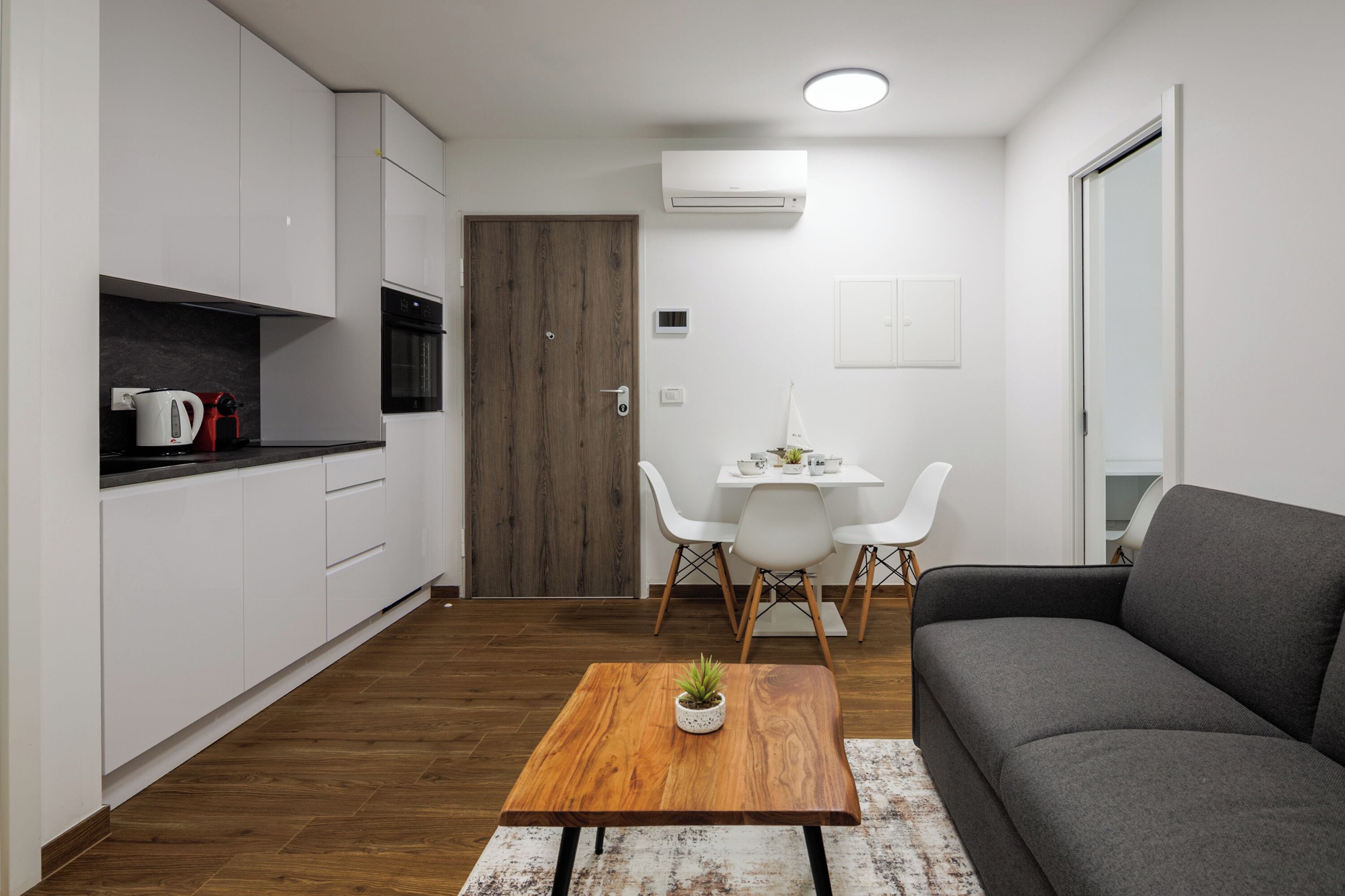 Apartamento Familiar, vários quartos (City Apartman Adialuxe S5) | Sala de estar | Smart TV de 21 polegadas com canais por cabo 