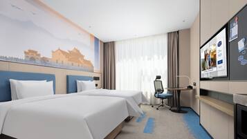 Quarto de hotel com duas camas, uma escrivaninha, uma TV e um mural de um edifício tradicional.