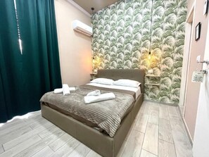 Quarto Clássico com Cama de Casal, varanda, Vista para a cidade | Wi-fi grátis 