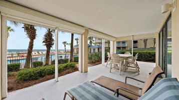 Apartamento Signature em Condomínio Fechado, 3 quartos, banheira de hidromassagem grande | Terraço/pátio interior