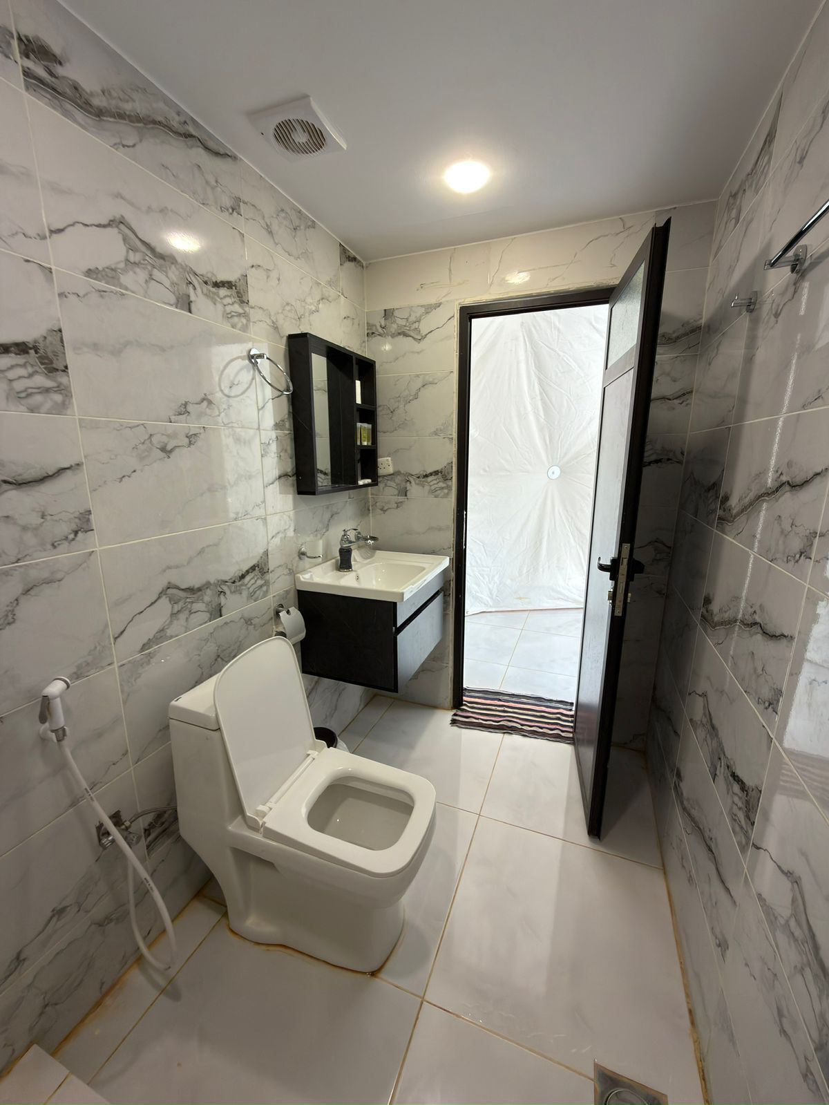 Quarto casal, vista para a montanha | Banheiro | Banheira e chuveiro separados, toalhas de banho, sabonete, shampoo